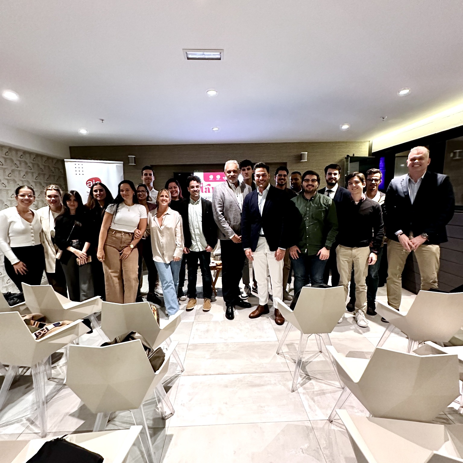 Bernard Lonis asiste a las charlas de AJE Tenerife - Grupo Vesilen